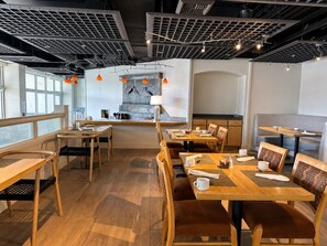 Servem pequenos-almoços, almoços, jantares e brunches (fins de semana)