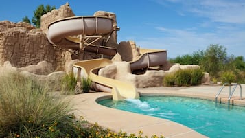 2 piscinas exteriores, guarda-sóis, espreguiçadeiras