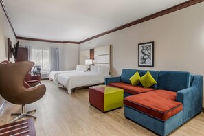 Quarto, 2 camas queen-size, acessível, não fumadores | Cofre no quarto, secretária 