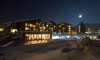 Fachada da propriedade à noite