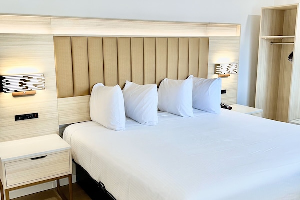 Quarto Deluxe, 1 cama king-size, não fumadores | Secretária, ferro/tábua de engomar, Wi-fi grátis