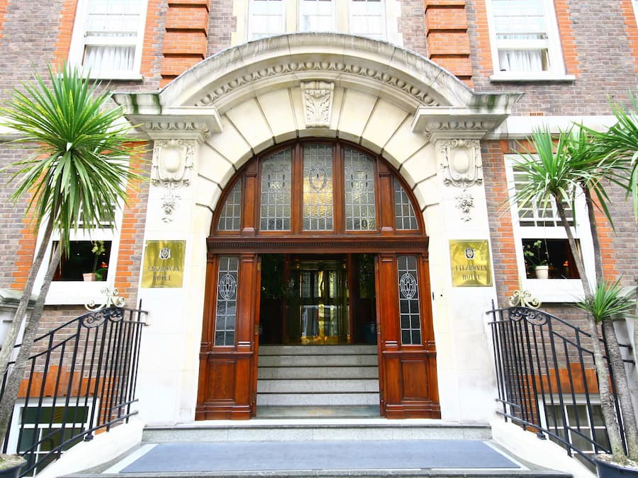 Fachada do alojamento (tarde/noite)