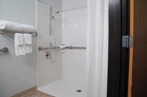 Quarto (ADA Queen) | Casa de banho | Artigos de higiene pessoal grátis, um secador de cabelo 
