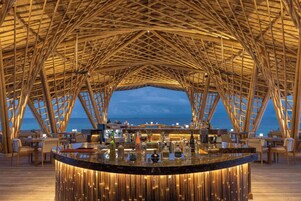 3 restaurantes, pequenos-almoços servidos, cozinha internacional 