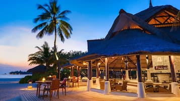 Este bar de cocktails, com vista para a praia, aberto diariamente