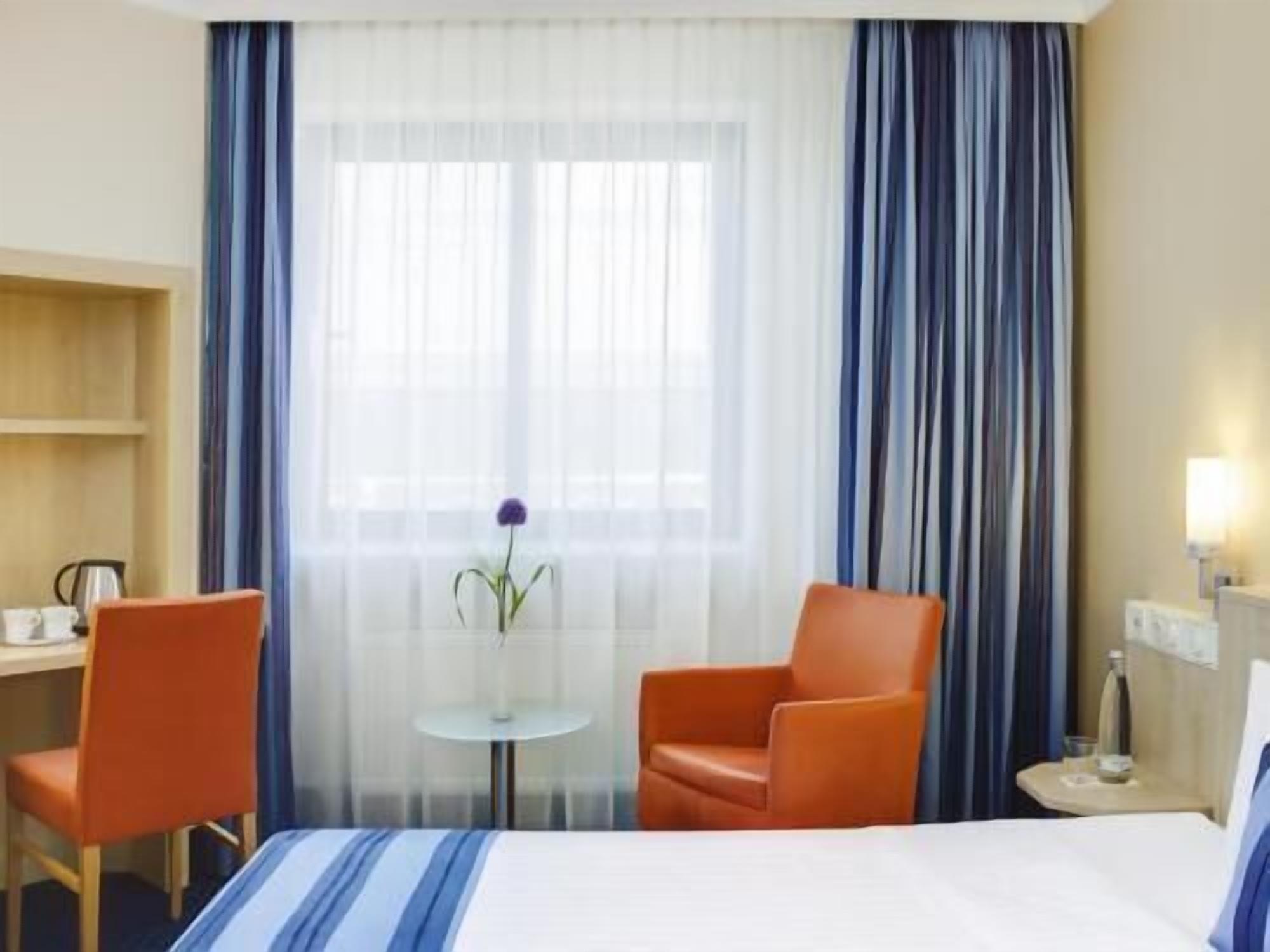 Roupas de cama antialérgicas, cofres nos quartos, escrivaninha