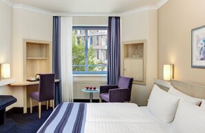 Quarto casal conforto | Roupas de cama antialérgicas, cofres nos quartos, escrivaninha