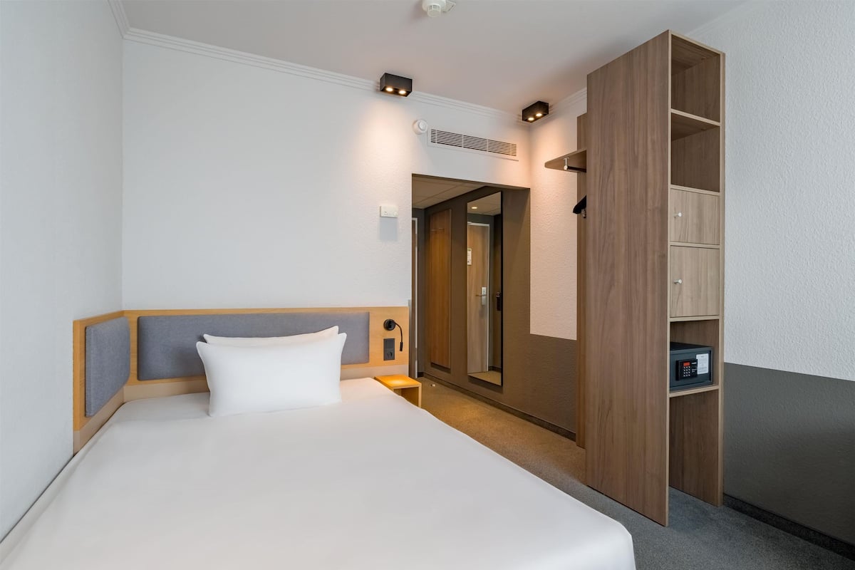 Quarto, 1 cama individual | Roupa hipoalergénica, cofre no quarto, secretária