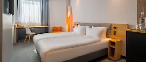 Quarto, 1 cama king-size | Roupa hipoalergénica, cofre no quarto, secretária