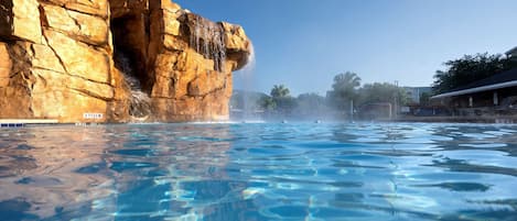 4 piscinas exteriores, toldos (sobretaxa), guarda-sóis