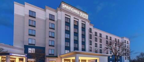 Um hotel com vários andares e uma placa bem visível da SpringHill Suites by Marriott.