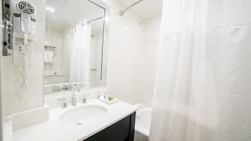 Uma combinação polibã/banheira, artigos de higiene pessoal grátis