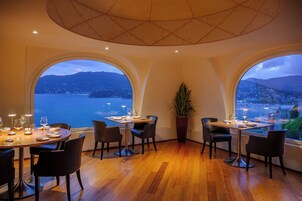 2 restaurantes: servem pequenos-almoços e jantares