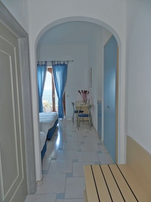 Quarto triplo superior, 1 quarto, terraço, vista para o mar | Frigobar, cofres nos quartos, individualmente decorados, escrivaninha