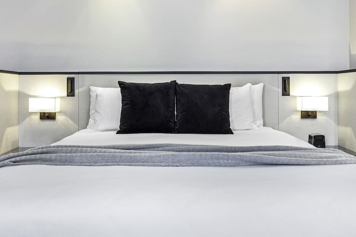 Peppers Premium King Deluxe Room | Roupas de cama premium, camas com colchões pillow-top, frigobar
