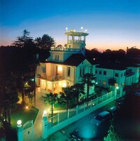 Fachada do alojamento (tarde/noite)