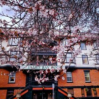 Um edifício com uma placa que diz 'James Bay Inn'.