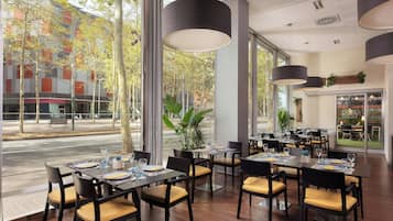 Pequenos-almoços, almoços, jantares servidos, cozinha local