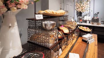 Café da manhã com buffet grátis todos os dias