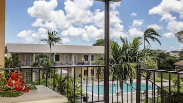 Quarto, ao lado da piscina | Vista do quarto