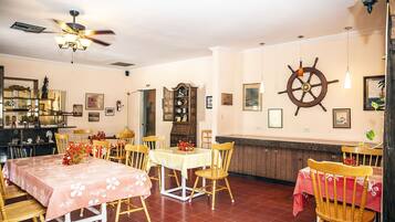 Café da manhã completo todos os dias (USD 13 por pessoa)