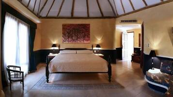 Roupa de alta qualidade, minibar, cofre no quarto