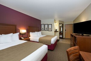 Quarto, 2 camas Queen, acessível, para não fumantes | Cofres nos quartos, escrivaninha, espaço de trabalho para notebook