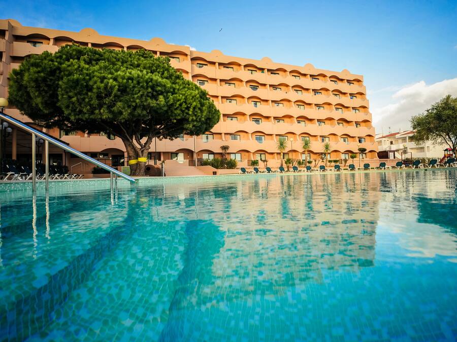 Piscina interna, piscina externa, guarda-sóis