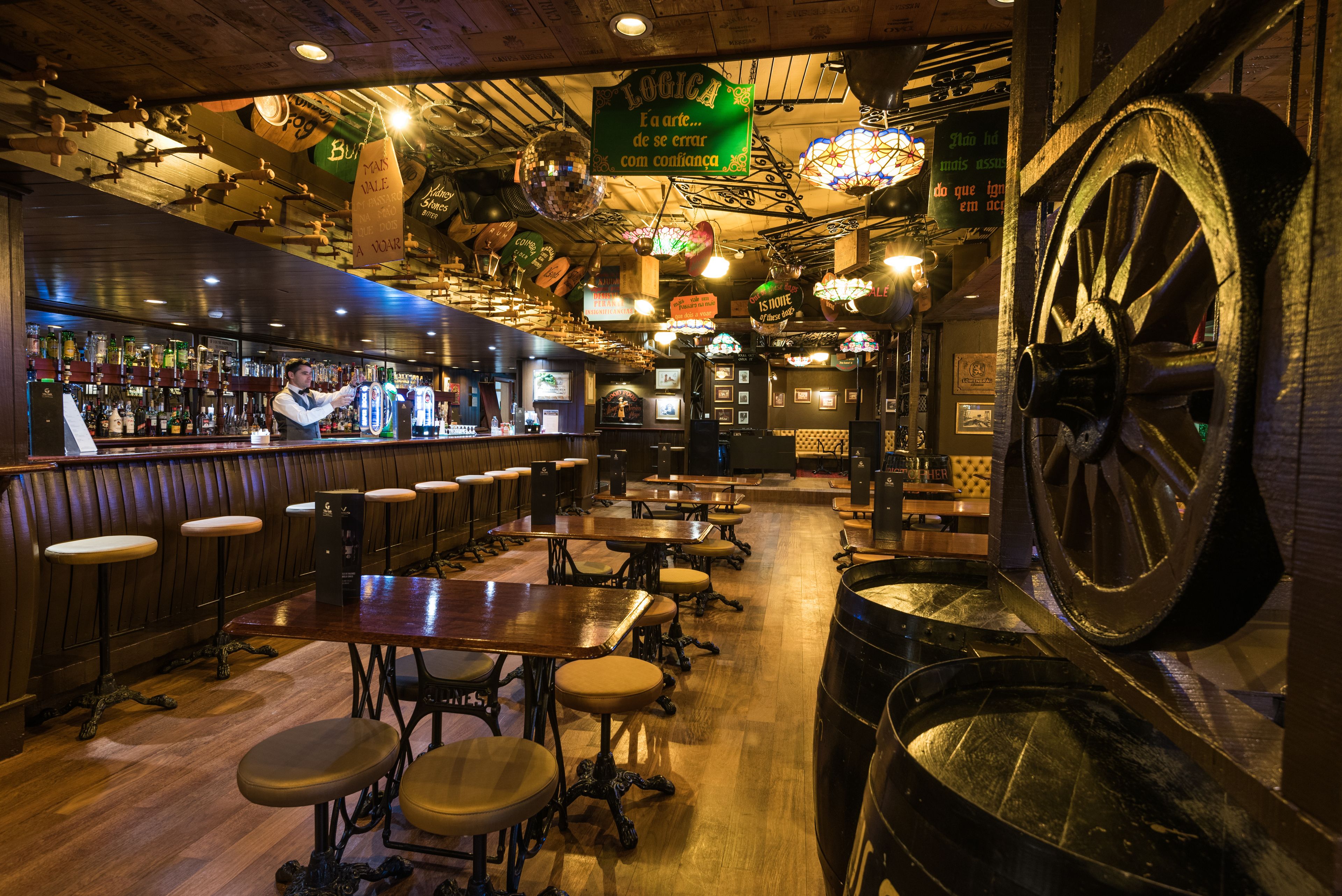 Vistas para a piscina, aberto em determinados dias 