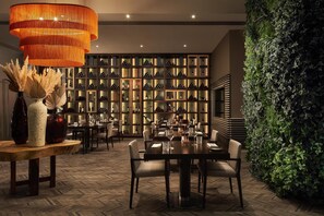 4 restaurantes, jantares servidos 