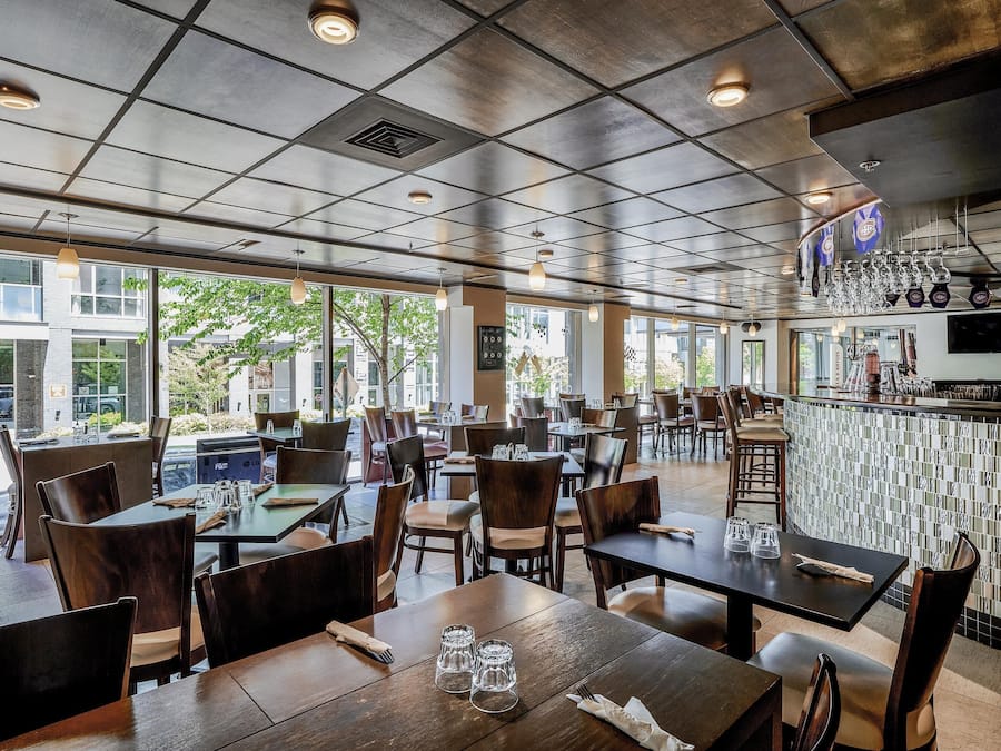 2 restaurantes: servem pequenos-almoços, almoços, jantares e brunches