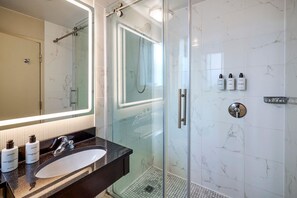 Quarto Standard, 1 cama queen-size, não fumadores | Casa de banho | Artigos de higiene ecológicos, um secador de cabelo, toalhas fornecidas 