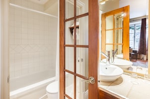 Quarto tradicional, 2 camas de casal | Banheiro | Chuveiro/banheira combinados, secador de cabelo, toalhas de banho