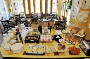 Pequeno-almoço tipo buffet diário (18 CAD por pessoa)