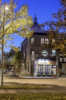 Fachada do alojamento (tarde/noite)