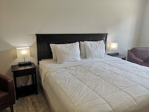 Quarto, 1 cama king-size | Ferro/tábua de engomar, Wi-fi grátis, roupa de cama fornecida 