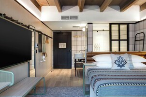 Quarto, 1 cama king-size, varanda | Secretária, cortinas/cortinados opacos, ferro/tábua de engomar 