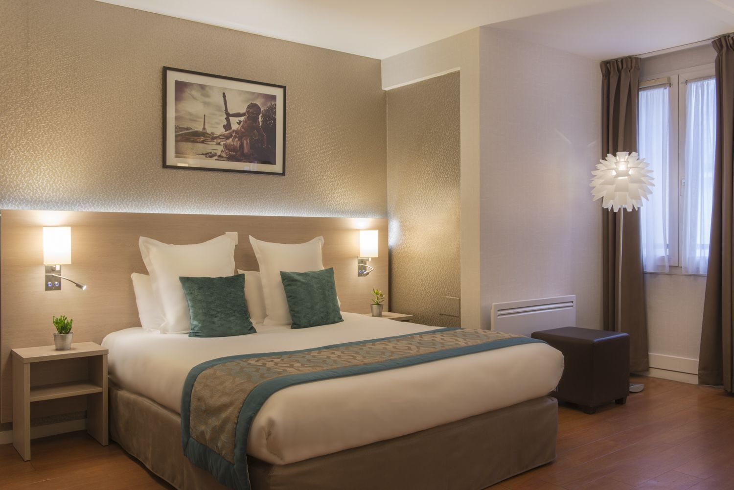 Roupas de cama premium, cofres nos quartos, escrivaninha