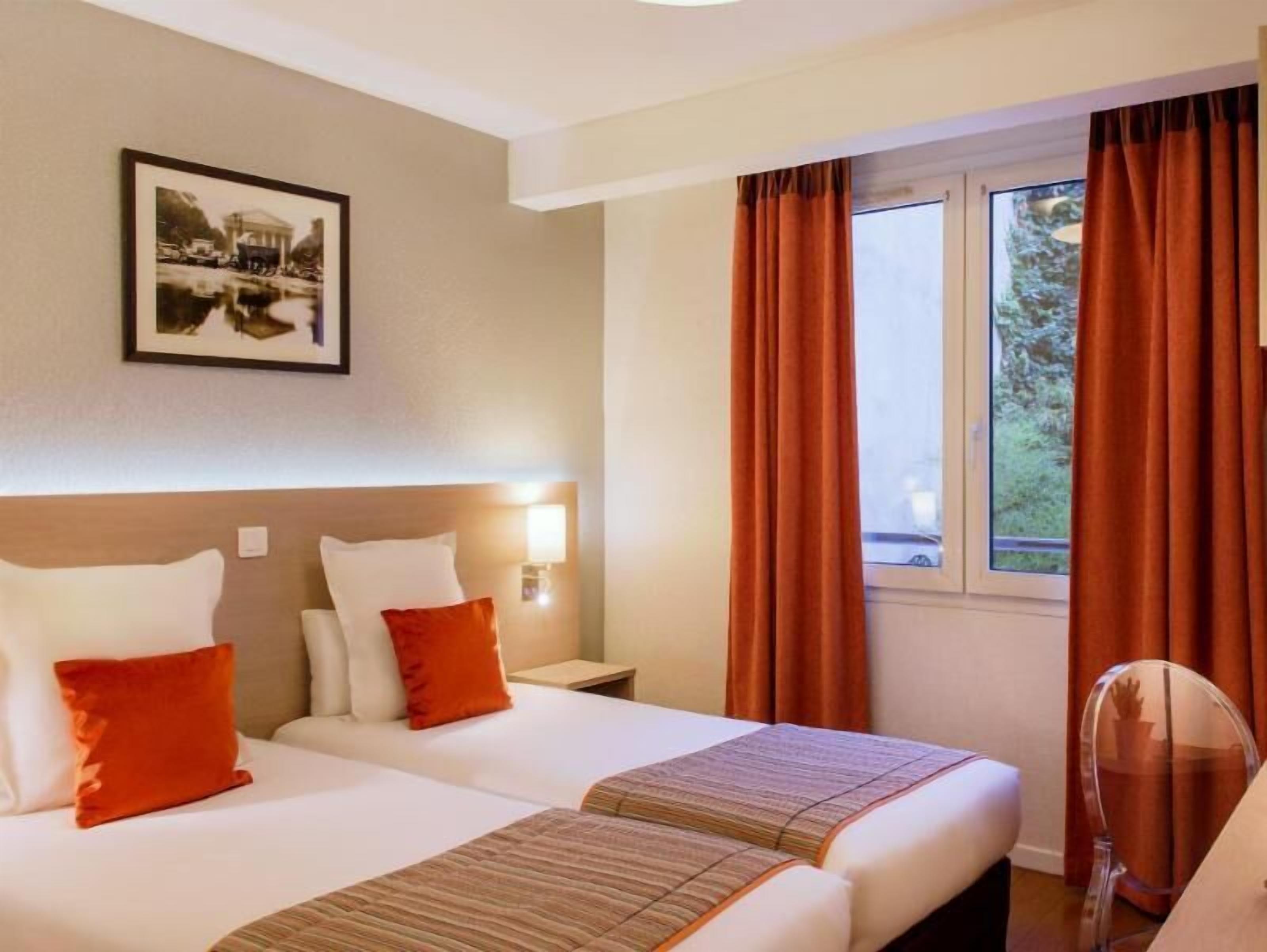 Roupas de cama premium, cofres nos quartos, escrivaninha