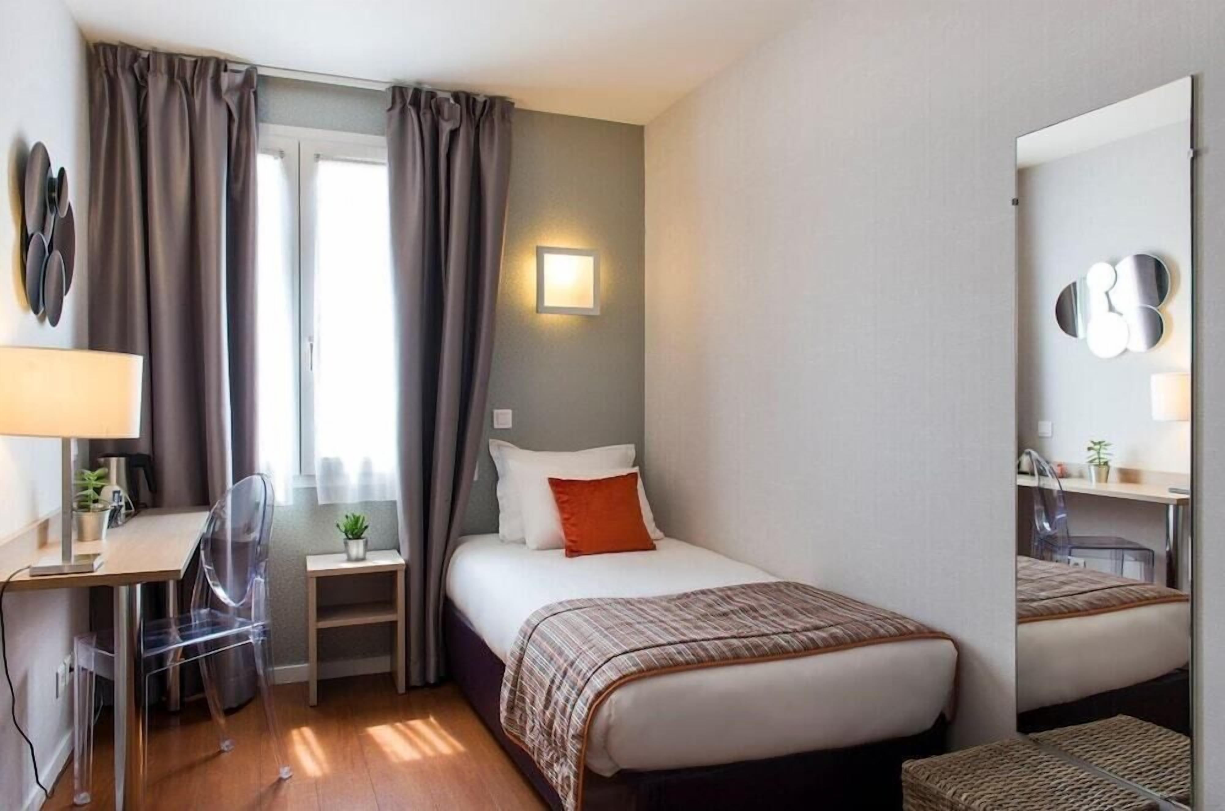 Roupas de cama premium, cofres nos quartos, escrivaninha