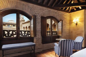 Quarto premium, 1 cama King | Frigobar, individualmente decorados, escrivaninha