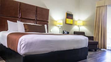 Quarto Standard, 1 cama king-size, não fumadores, micro-ondas | Cofre com capacidade para portátil, secretária, ferro/tábua de engomar