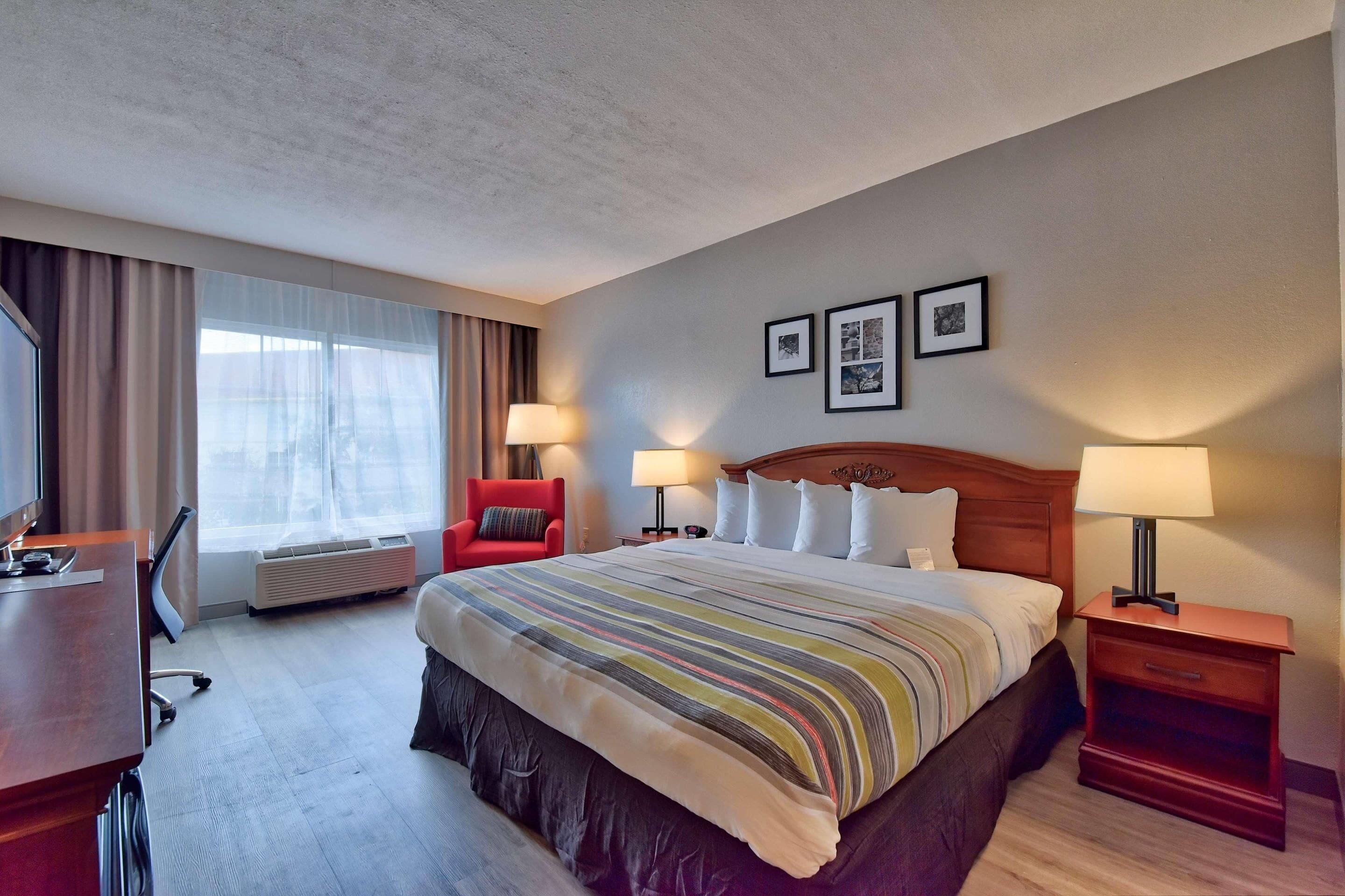 Roupas de cama antialérgicas, escrivaninha, cortinas blackout