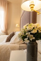 Roupa de alta qualidade, minibar, cofre no quarto, secretária