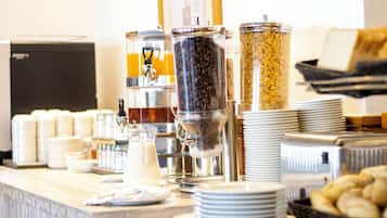 Pequeno-almoço tipo buffet diário mediante uma taxa
