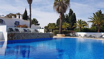 2 piscinas exteriores, guarda-sóis, espreguiçadeiras 