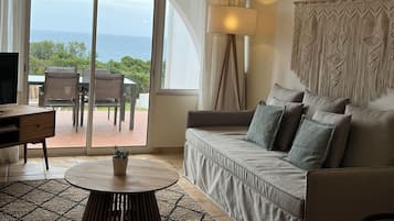 Vila premium, 2 quartos, vista para o mar | Área de estar | TV LCD 32 polegadas com canais digitais, TV