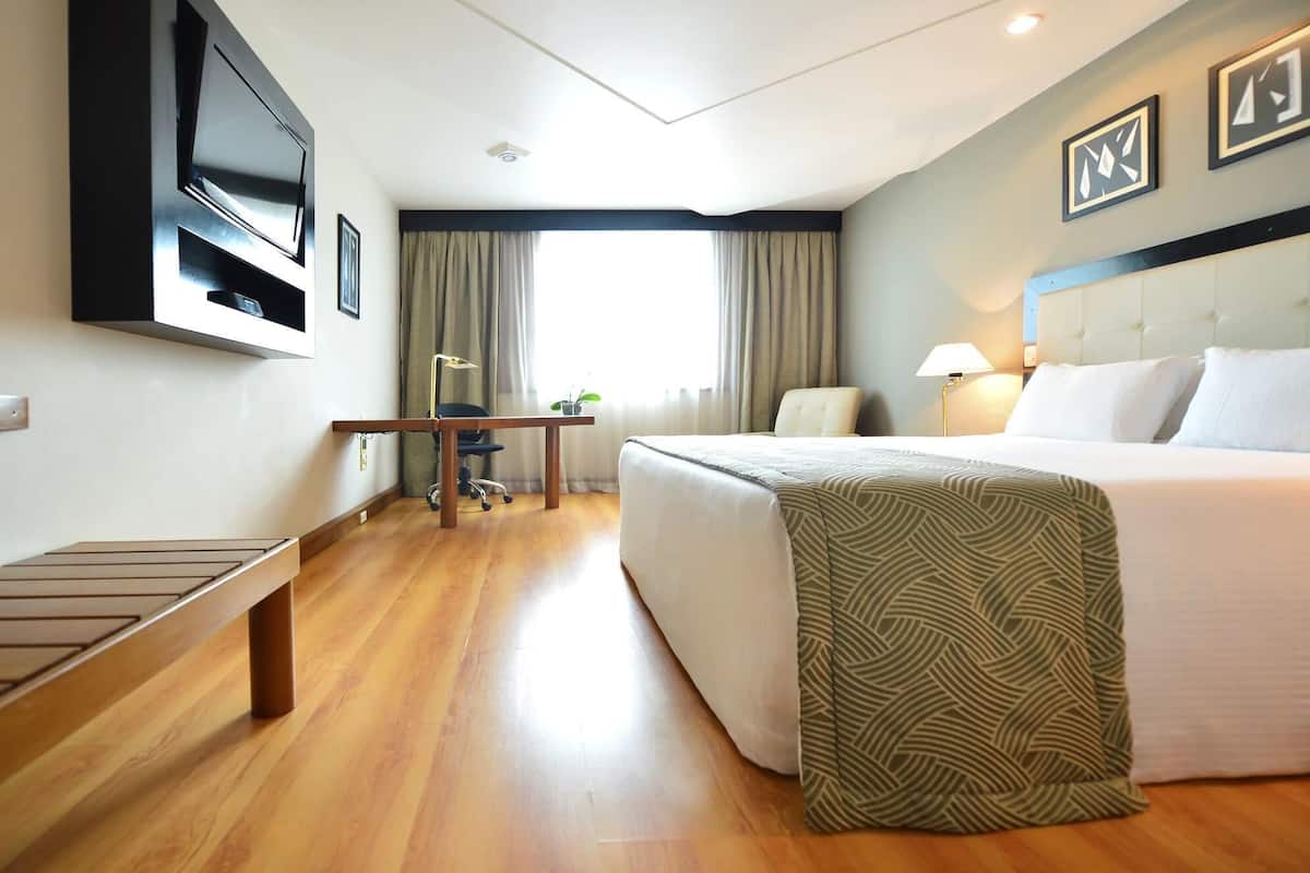 Frigobar, cofres nos quartos, escrivaninha, cortinas blackout