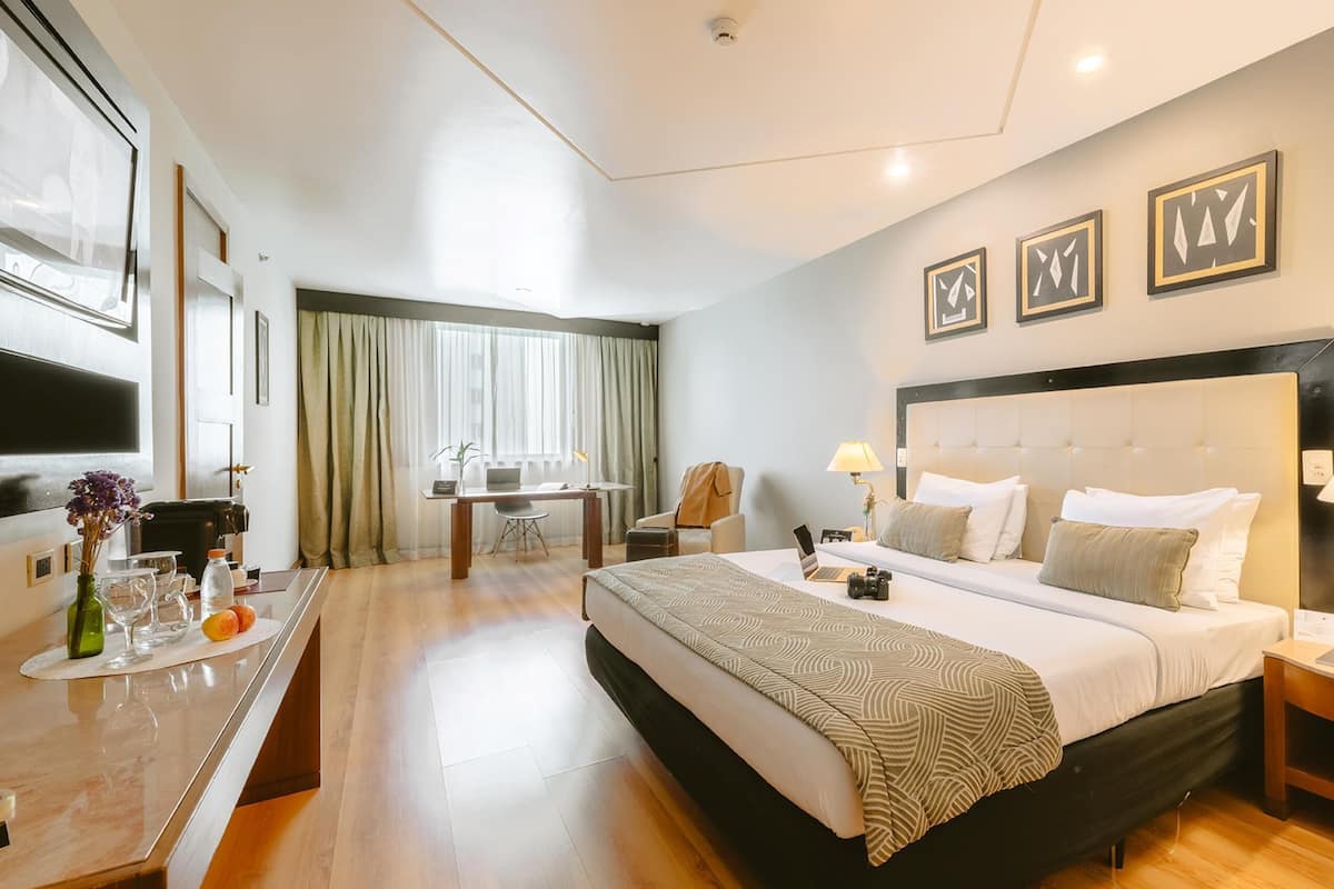 Frigobar, cofres nos quartos, escrivaninha, cortinas blackout