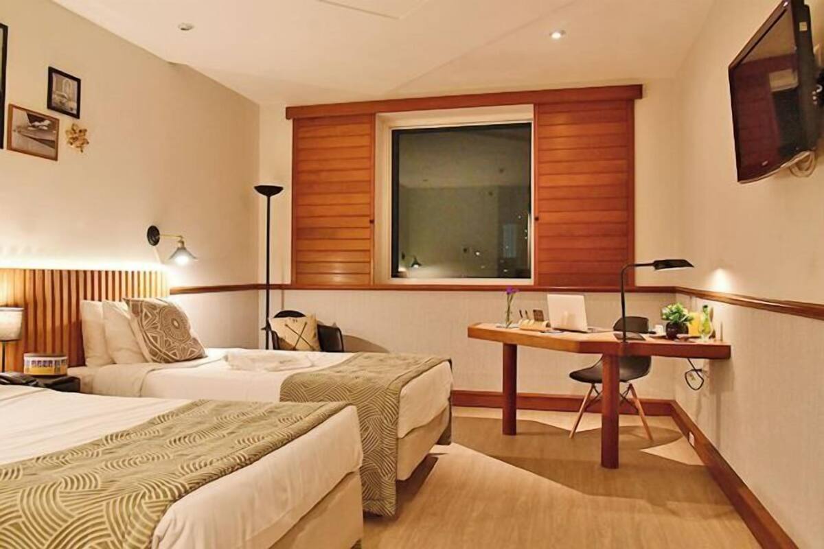 Minibar, cofre no quarto, secretária, cortinas/cortinados opacos